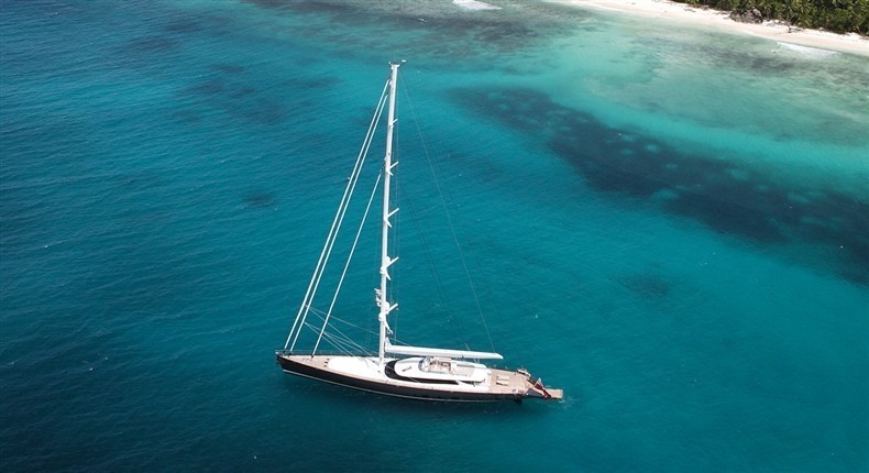 Yacht RED DRAGON, Alloy Yachts | CHARTERWORLD Luxury Superyacht Charters